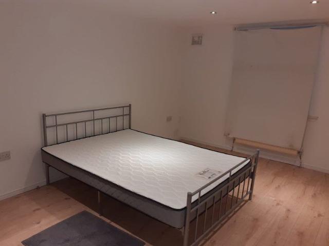 3 bed house. 5 min Leyton station,shops etc