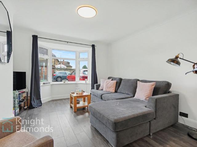 3 bed house to rent in Moncktons Avenue, Maidstone, ME14