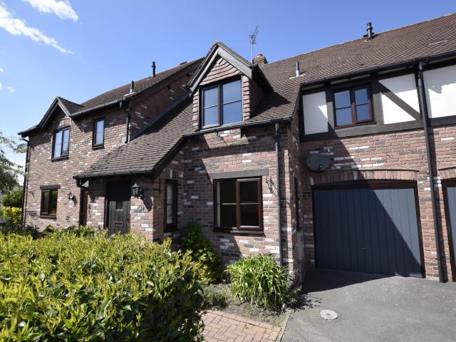 3 bed house to rent in Loweswater Court, Gamston, NG2 £1,550 per month