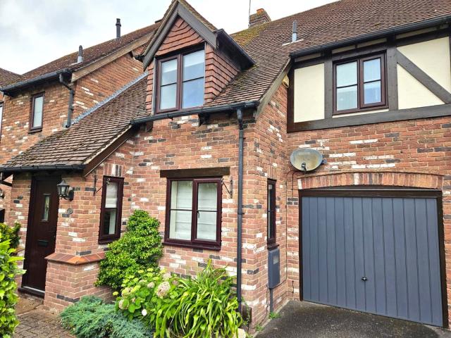 3 bed house to rent in Loweswater Court, Gamston, Nottingham, NG2 £1,499 per month