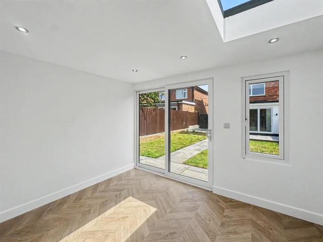3 bed house to rent in Toton Lane, Stapleford, Nottingham