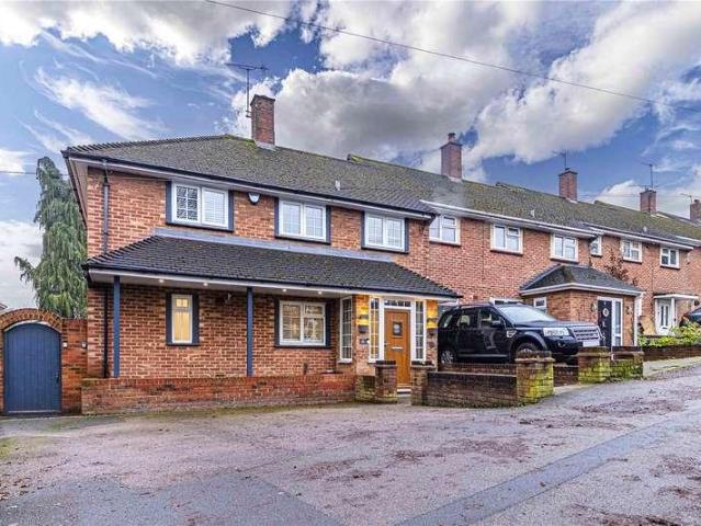 5 bed house for sale