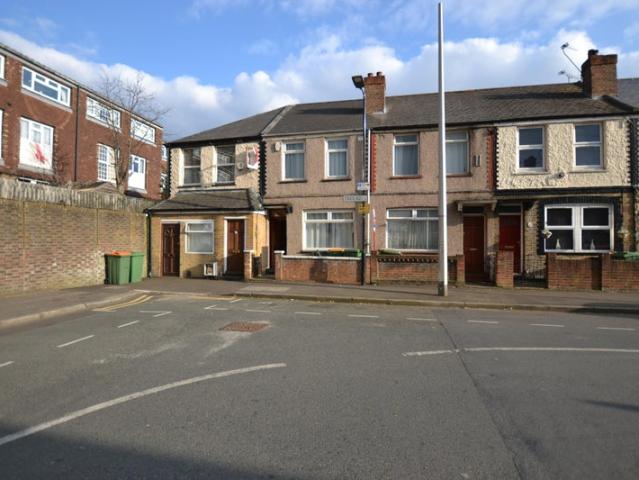 3 Bed House + Garden & Lounge + Zone 2 + Tube Stn