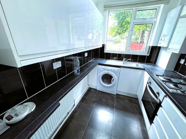 3 Bed House Ilford £2295 Pcm with Driveway