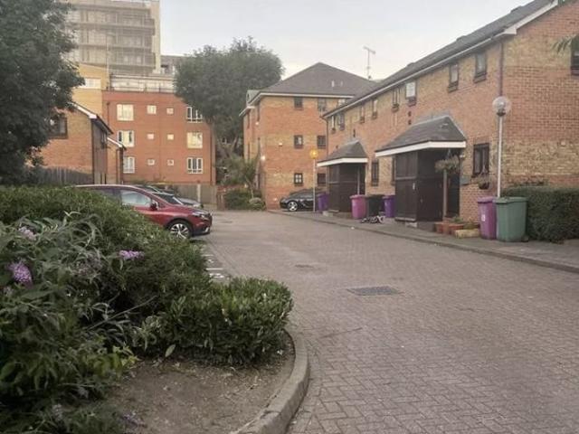 3 Bed House in Canary Wharf, Easy References