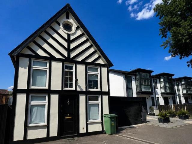 3 Bed House Near Turnpike Lane North London