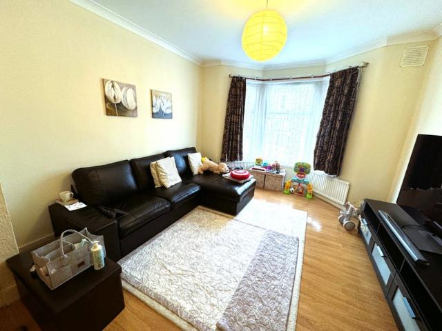 3 Bed House Seven Kings with 2 Bathrooms £2395pcm