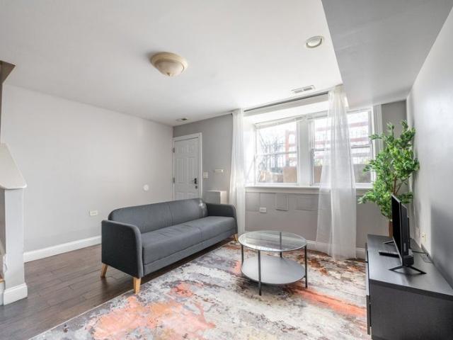 3 bed in Near West Side on a flexible lease