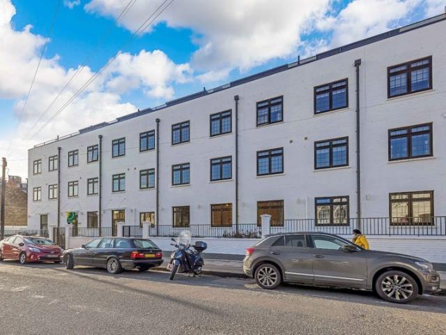 3 bed in Oakland Road, Crickelwood, NW2