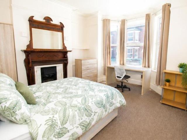 3 BED Kimbolton Avenue, Nottingham NG7 3 bed detached house to rent £1,235 pcm £285 pw