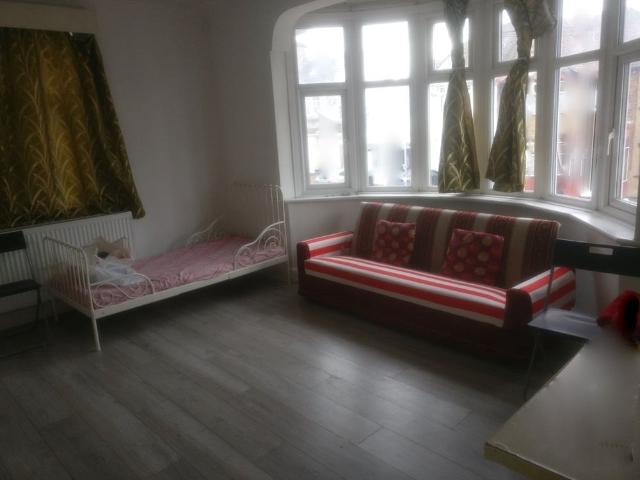 3 Bed Maisonette, Ashurst Drive, IG6