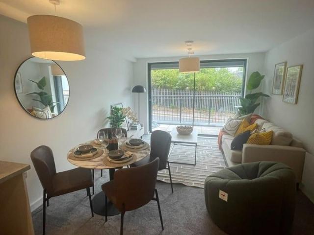 3 Bed Maisonette, Ford Lane, M6