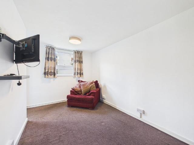 3 Bed Maisonette, Francis House, BS2