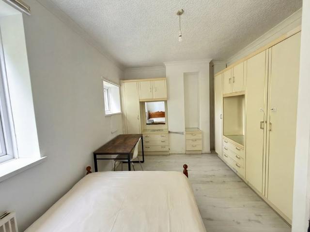 3 Bed Maisonette, Frensham Drive, SW15