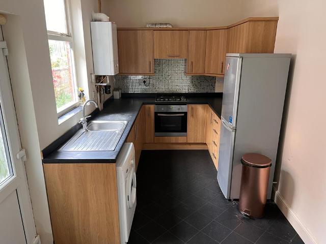 3 Bed – Mid Terraced House –. 3 bed property to rent £1,195 pcm £276 pw