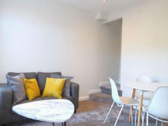 3 bed Mid Terraced House for Rent