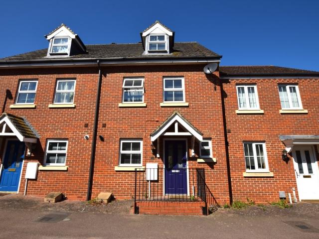 3 bed Mid Terraced House To Let