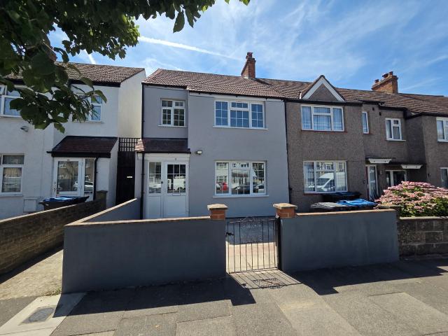 3 bed mid terraced house to rent in Longthornton Road, London, SW16