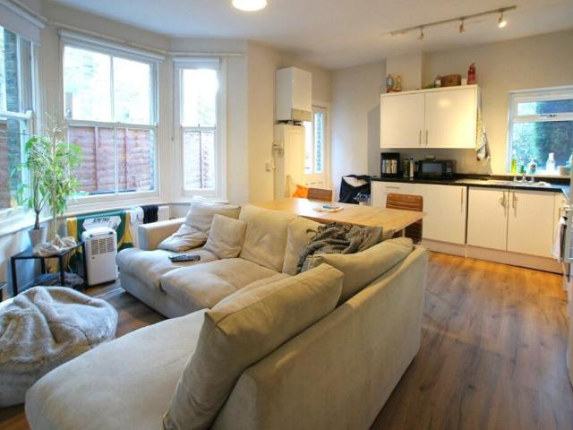 3 bed Mid Terraced House to rent in Streatham Lambeth, SW17, from John Dean London. 34116