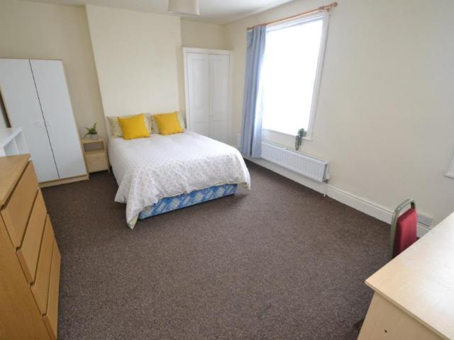 3 BED Oakfields Road, West. 3 bed semi detached house to rent £1,365 pcm £315 pw