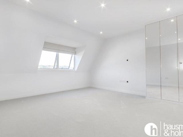 3 Bed Penthouse, White Lodge, NW11