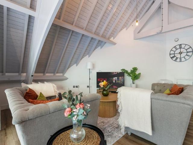 3 Bed Penthouse, Wycliffe House, IG1