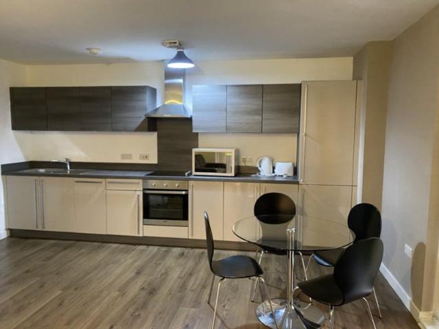 3 bed room, 2 bath flat close to city center