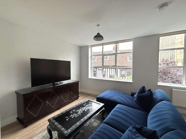 3 bed room 2nd floor apartment in York city centre. Parking available