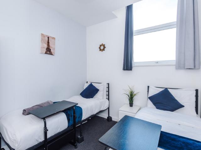 3 Bed Salford Flat, Desk and TV, 3 Mins to City