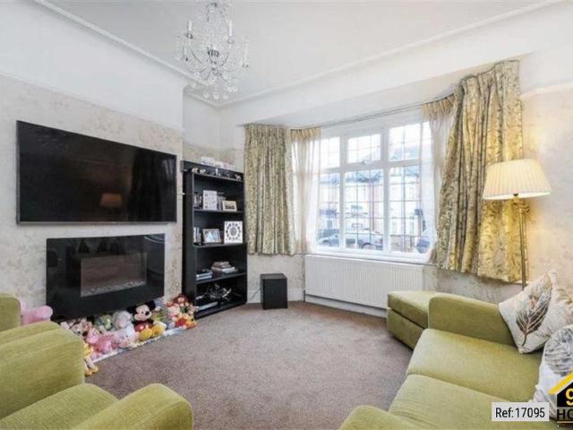 3 bed Semi detached bungalow in The Gardens, Harrow, HA1 4EY
