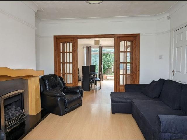 3 Bed Semi Detached House, Oakwood Lane, LS8