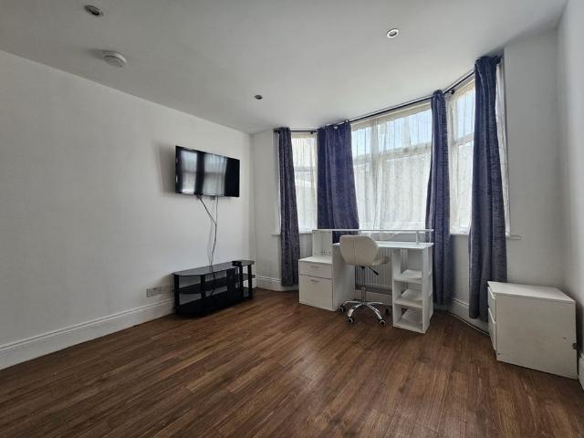 3 Bed Semi Detached House, Dallas Road, NW4