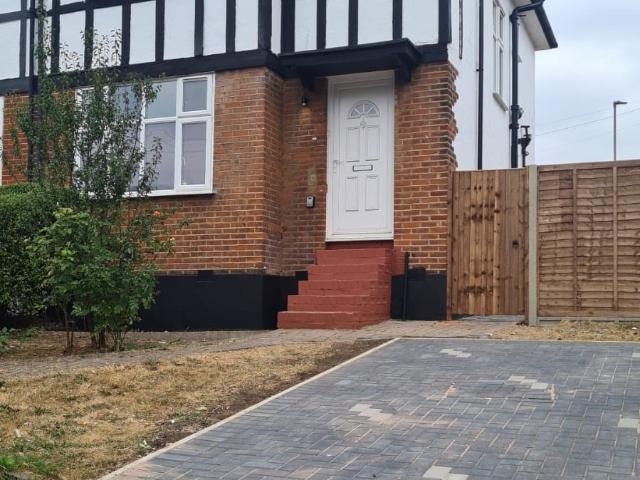 3 Bed Semi Detached House, Edgware, HA8