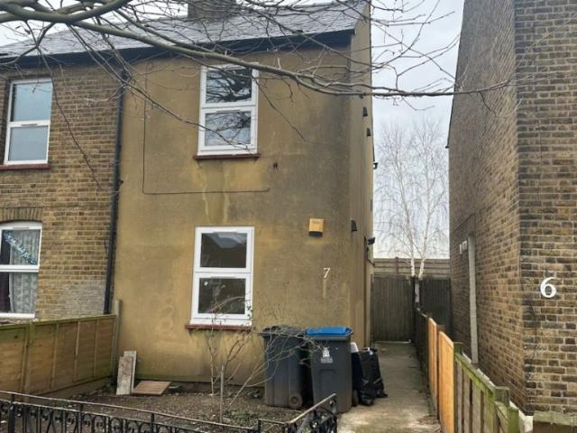 3 Bed Semi detached house For Rent