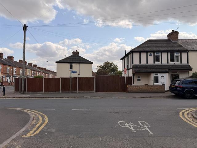 3 Bed Semi detached house For Rent