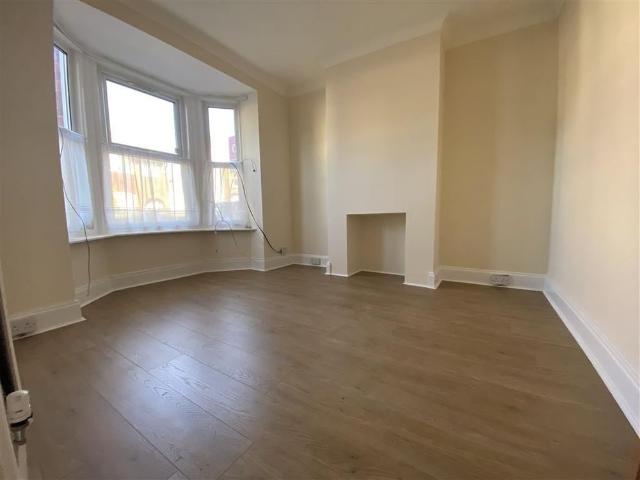 3 Bed Semi Detached House, Grove Road, SO15