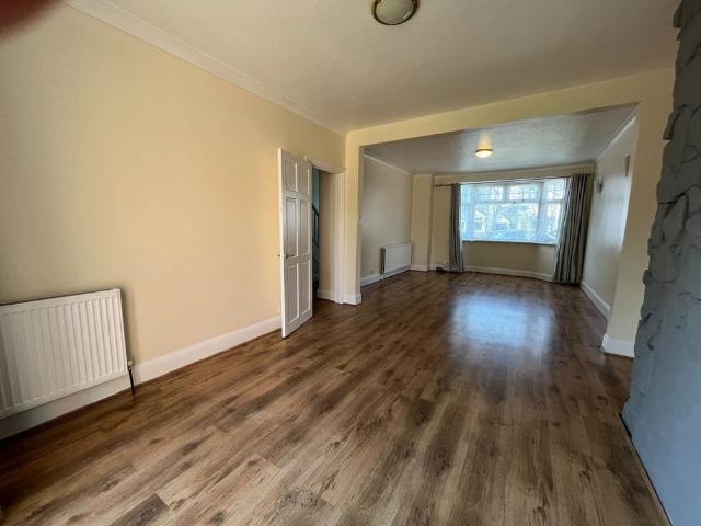 3 Bed Semi Detached House, Hogarth Gardens, TW5
