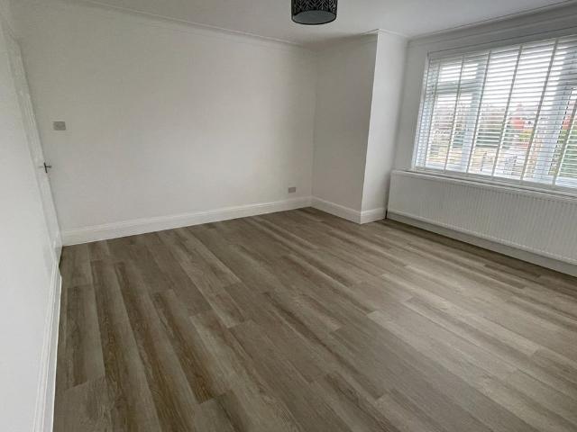 3 Bed Semi Detached House, Leysholme View, LS12