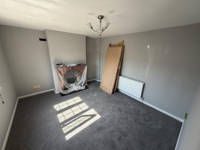 3 Bed Semi Detached House, Plum Garth, TW8