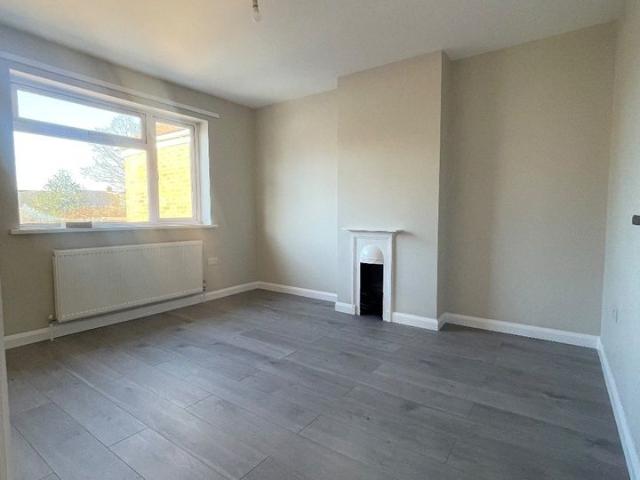 3 Bed Semi Detached House, Richmond Hill, LU2