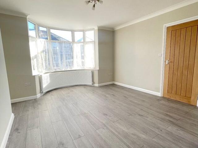 3 Bed Semi Detached House, Richmond Hill, LU2