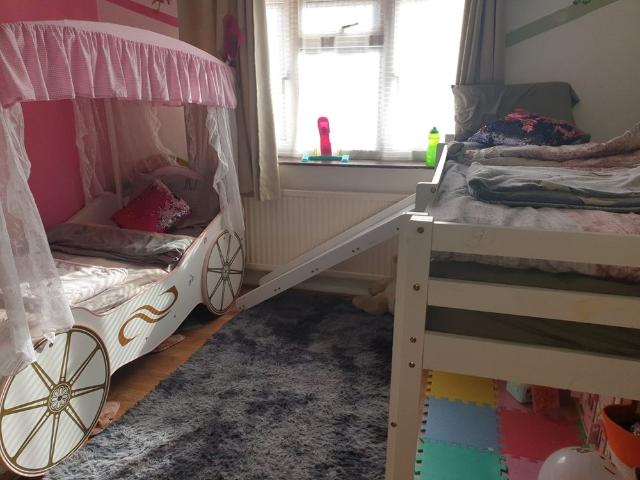 3 Bed Semi Detached House, Stoneygate Road, LU4