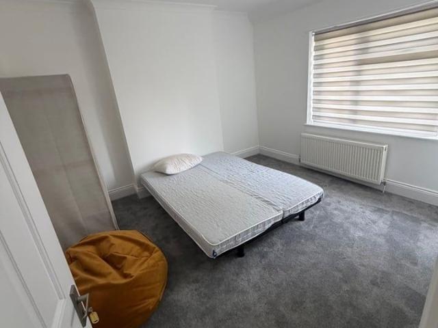 3 Bed Semi Detached House, Sundew Avenue, W12