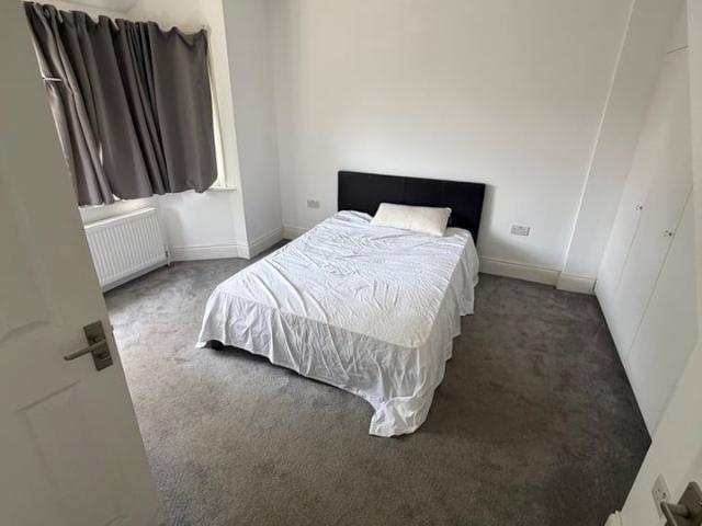 3 Bed Semi Detached House, Sundew Avenue, W12