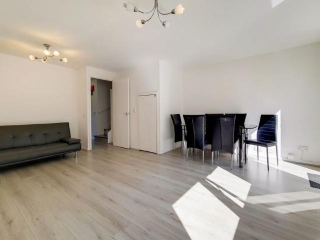 3 Bed Semi Detached House, Taeping Street, E14