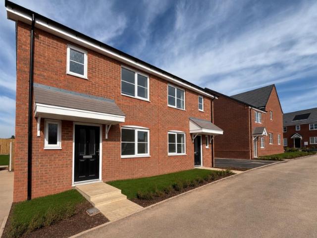 3 BED Semi detached house To rent