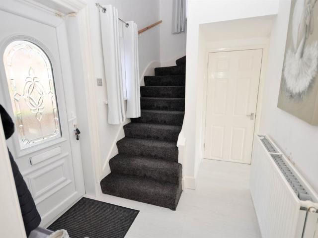 3 bed semi detached house to rent in Broadway, Gateshead, NE9
