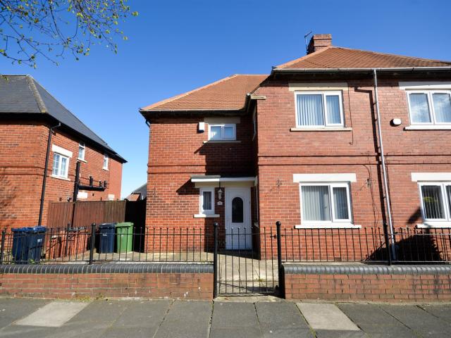 3 bed semi detached house to rent in Broadway, Gateshead, NE9