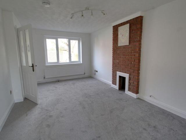 3 bed semi detached house to rent in Larchwood Close, Leicester, LE2