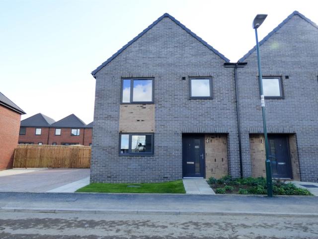 3 bed semi detached house to rent in Robin Close, Hebburn, NE31